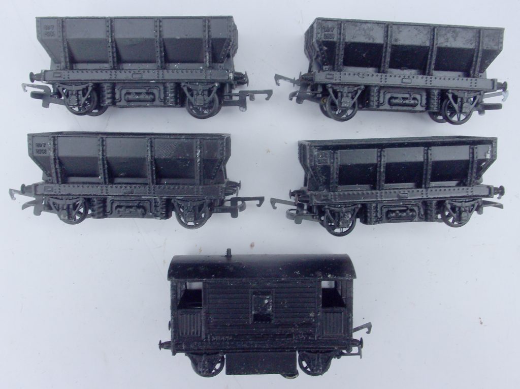5 x TT gauge rolling stock, die cast metal, 4 x Hopper, 1 x Brake ...
